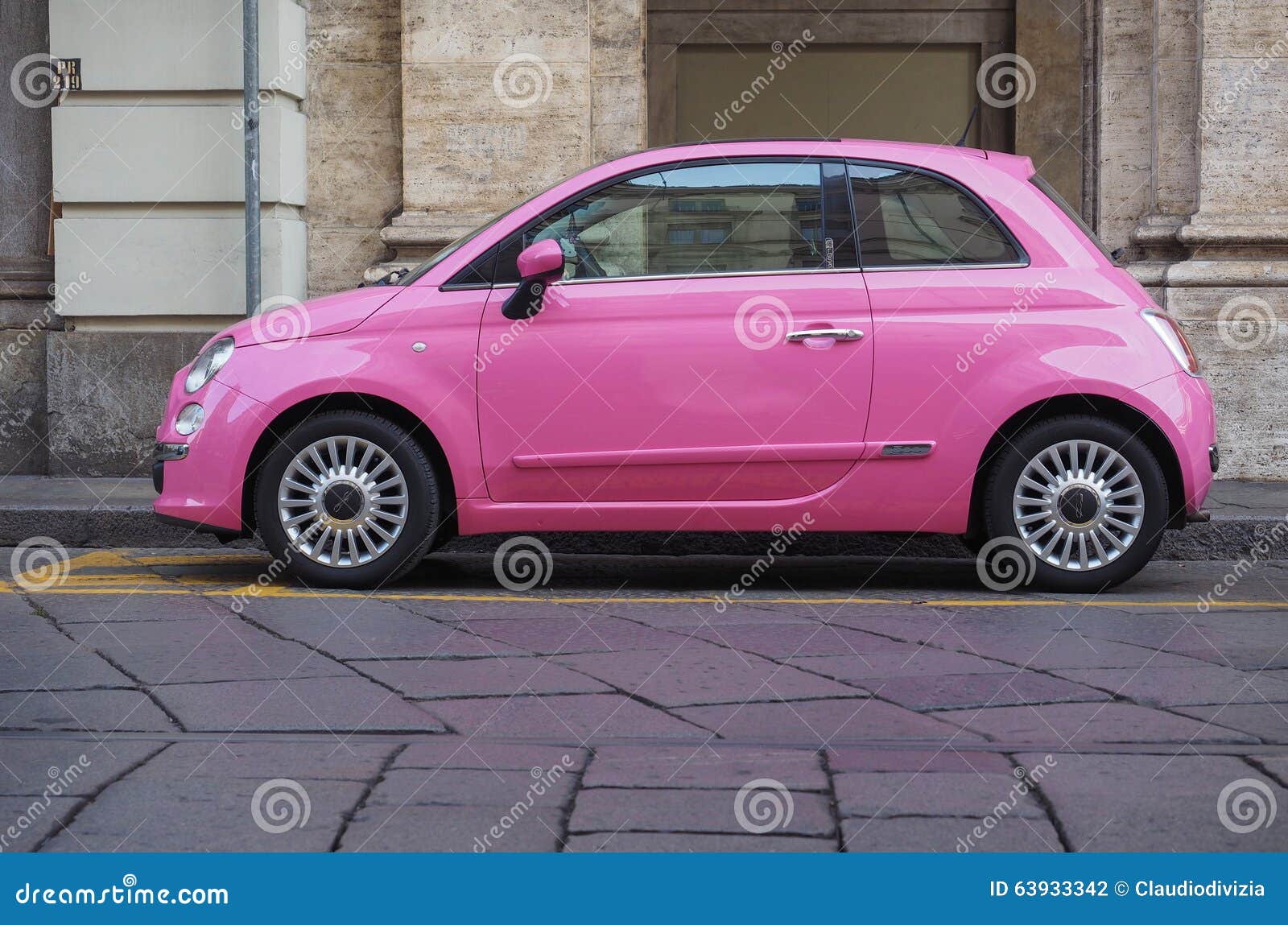 Roze Fiat 500 auto redactionele fotografie. Image of italiaans - 63933342