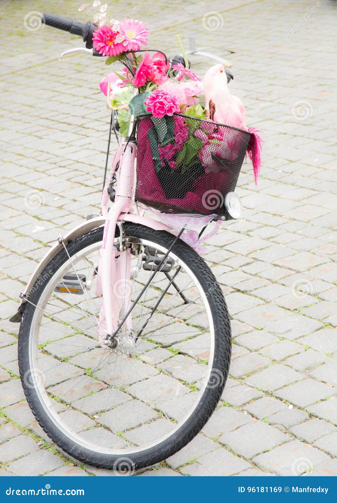 Roze Fiets Met Bloemdeco in Bakset Redactionele Stock Afbeelding ...