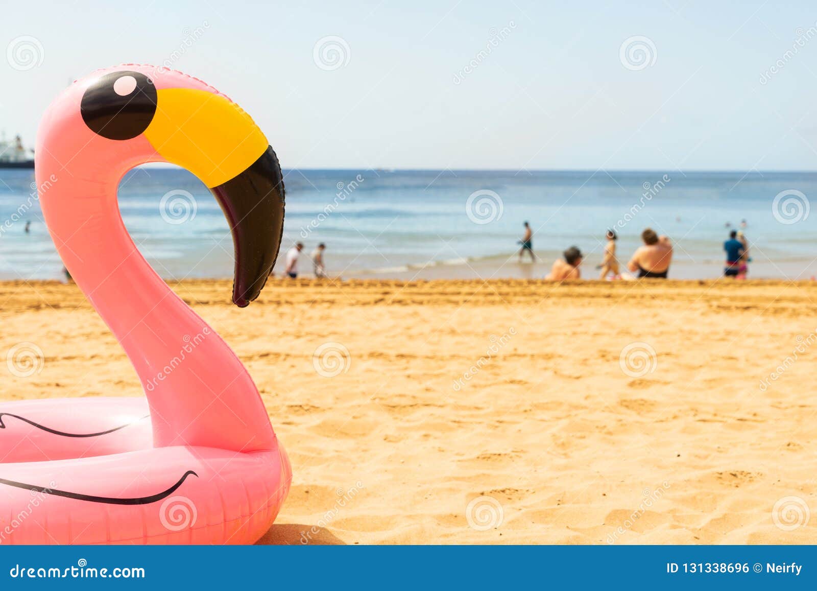 Roze flamingo op strand stock foto. Image of speelgoed - 131338696