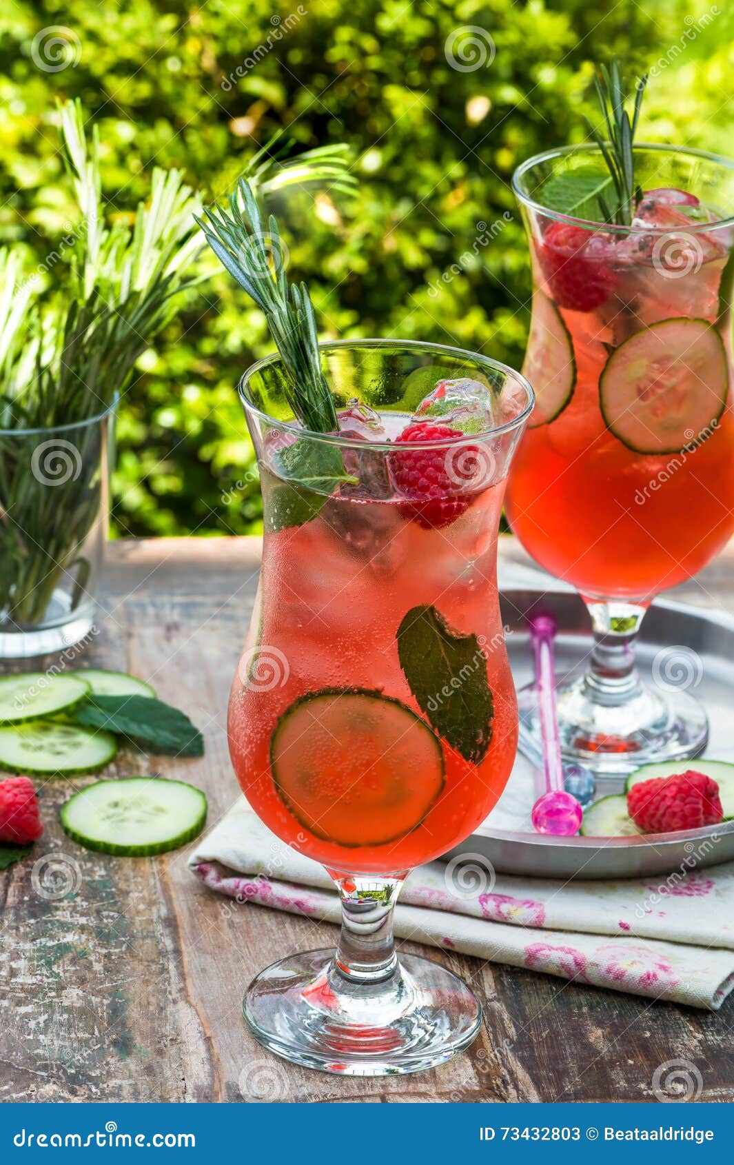 Roze Jenever En Tonische Cocktail Stock Afbeelding - Image of alcohol ...