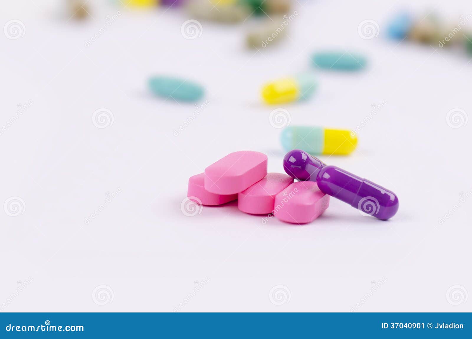 Roze Tabletten En Violette Capsules Stock Afbeelding - Image of pillen ...