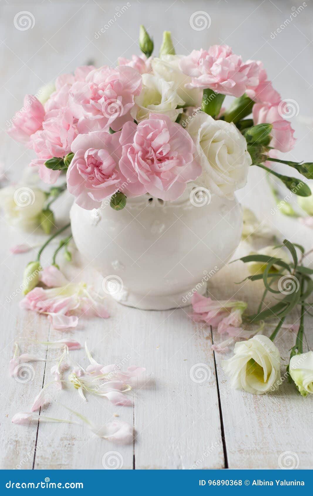 Rozen en anjer in vaas stock foto. Image of groen, bloei - 96890368