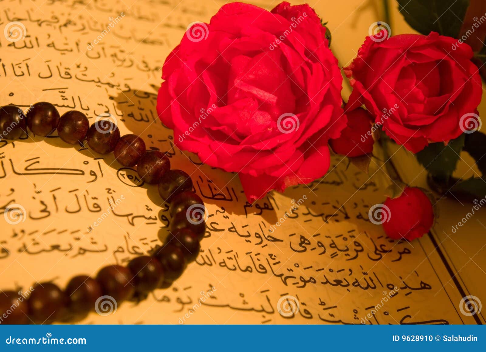 Rozen en Koran stock foto. Image of bloemen, parels, kalligrafie - 9628910