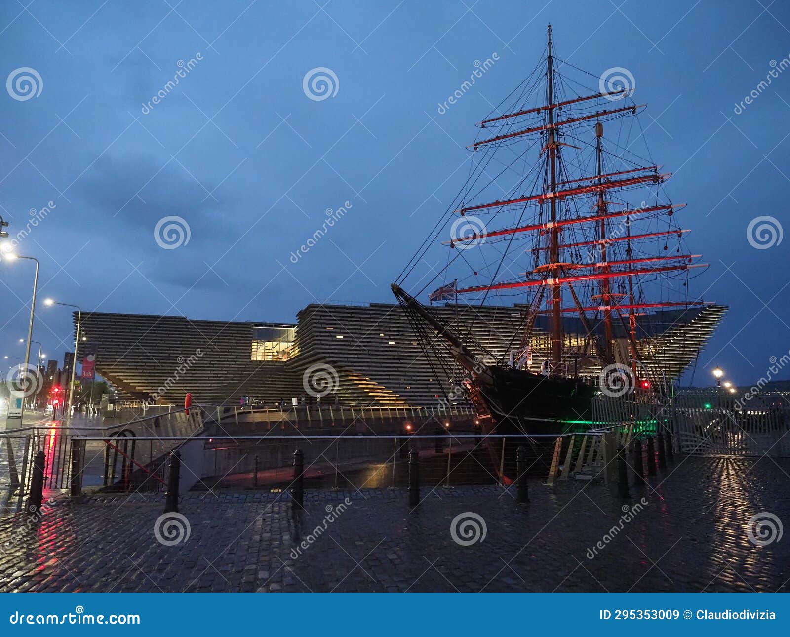 RRS Discovery Ship in Dundee Editorial Stock Image - Image of europe ...