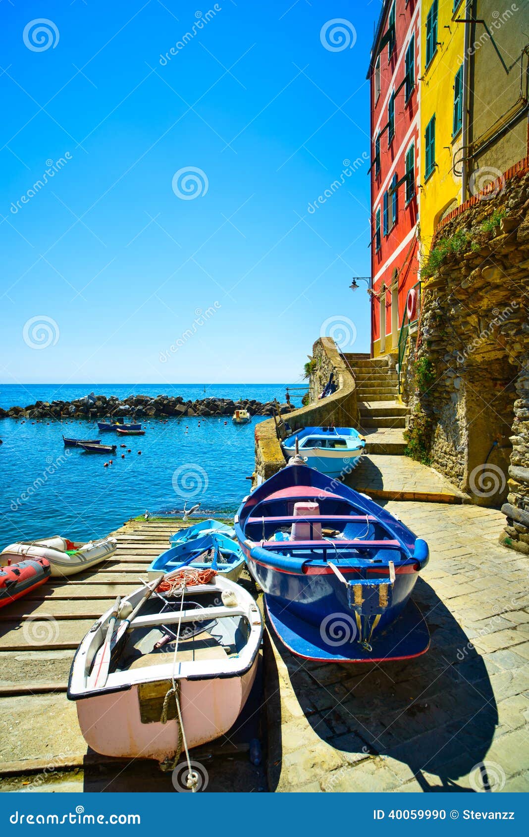 Rua, Barcos E Mar Da Vila De Riomaggiore. Cinque Terre, Ligury, Foto de ...