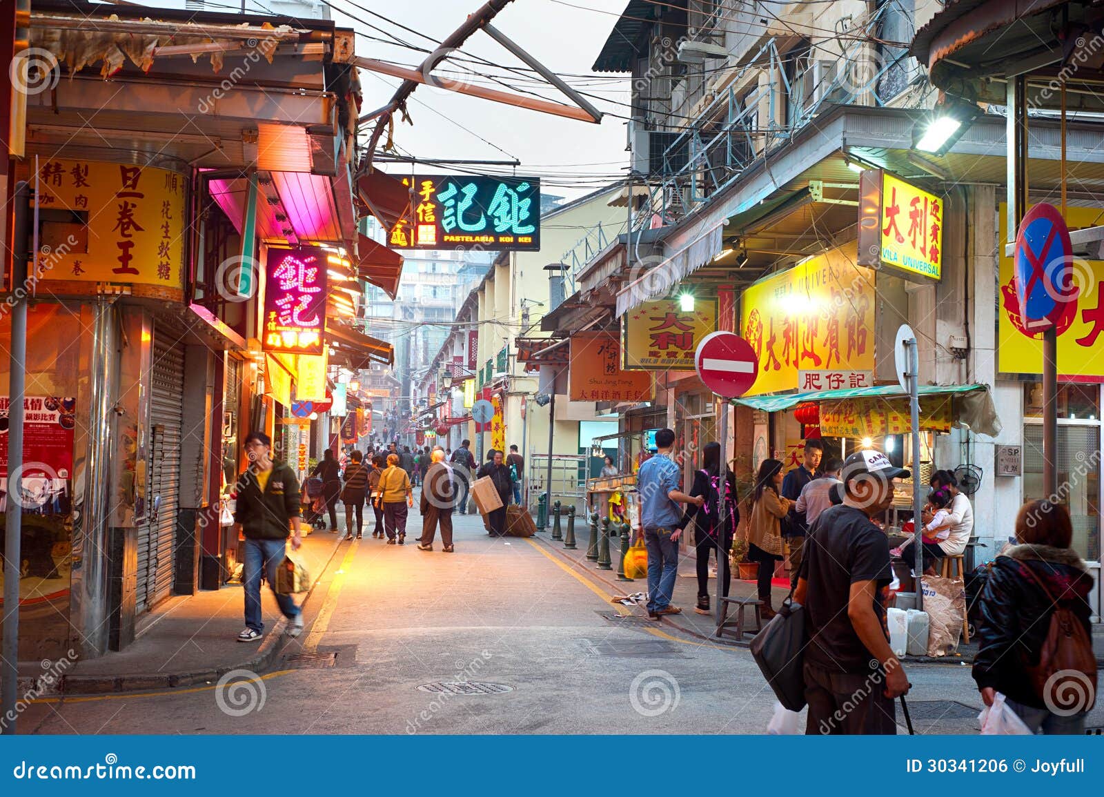 Rua de Macau foto editorial. Imagem de curso, andar, compras - 30341206