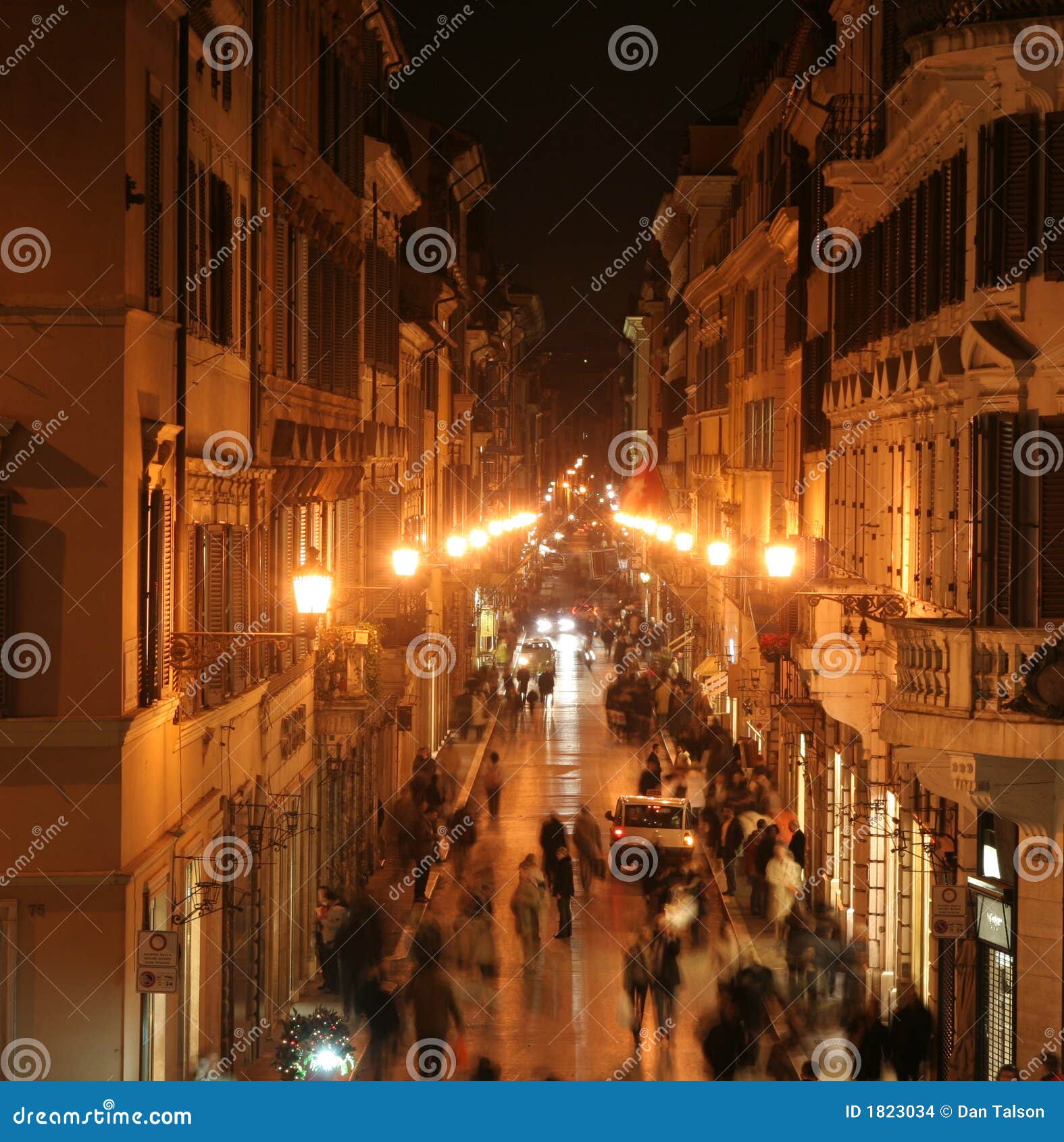 Rua de Roma foto de stock. Imagem de luzes, visita, noite - 1823034