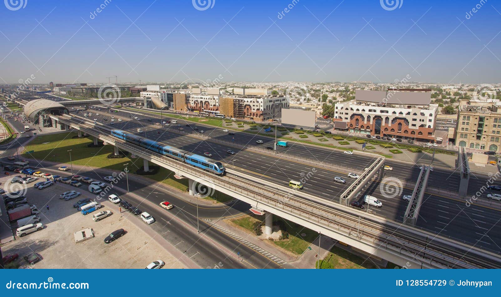 Rua Ou Estrada Da Cidade De Dubai Completamente Dos Carros E Do Metro ...
