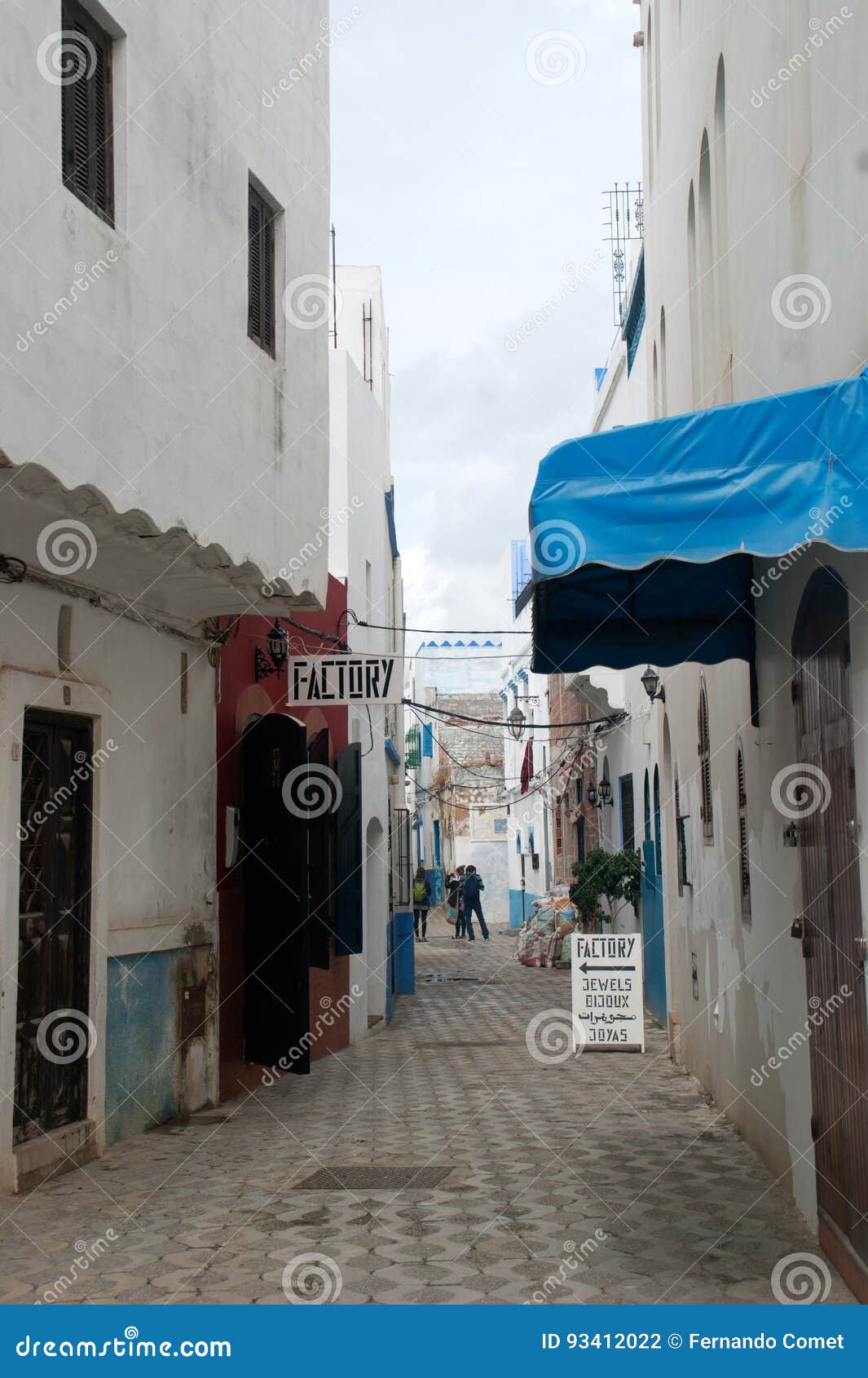 Ruas da cidade de Asilah fotografia editorial. Imagem de corredor ...