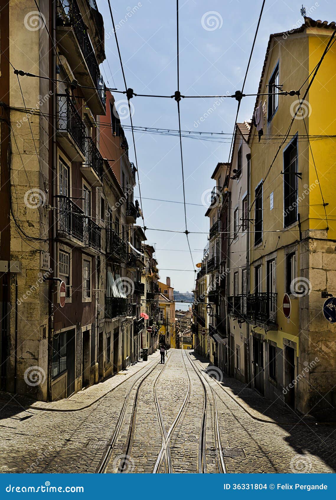 Ruas de Lisboa foto de stock. Imagem de telhados, castelo - 36331804