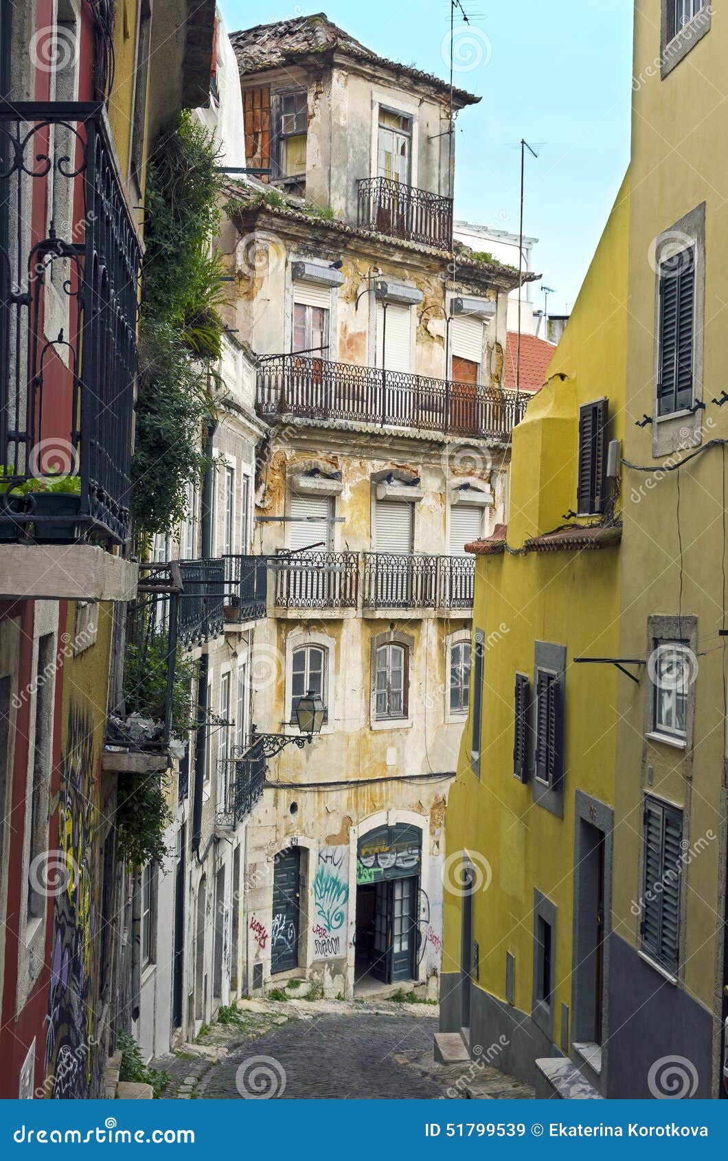 Ruas de Lisboa imagem de stock. Imagem de lisboa, ensolarado - 51799539