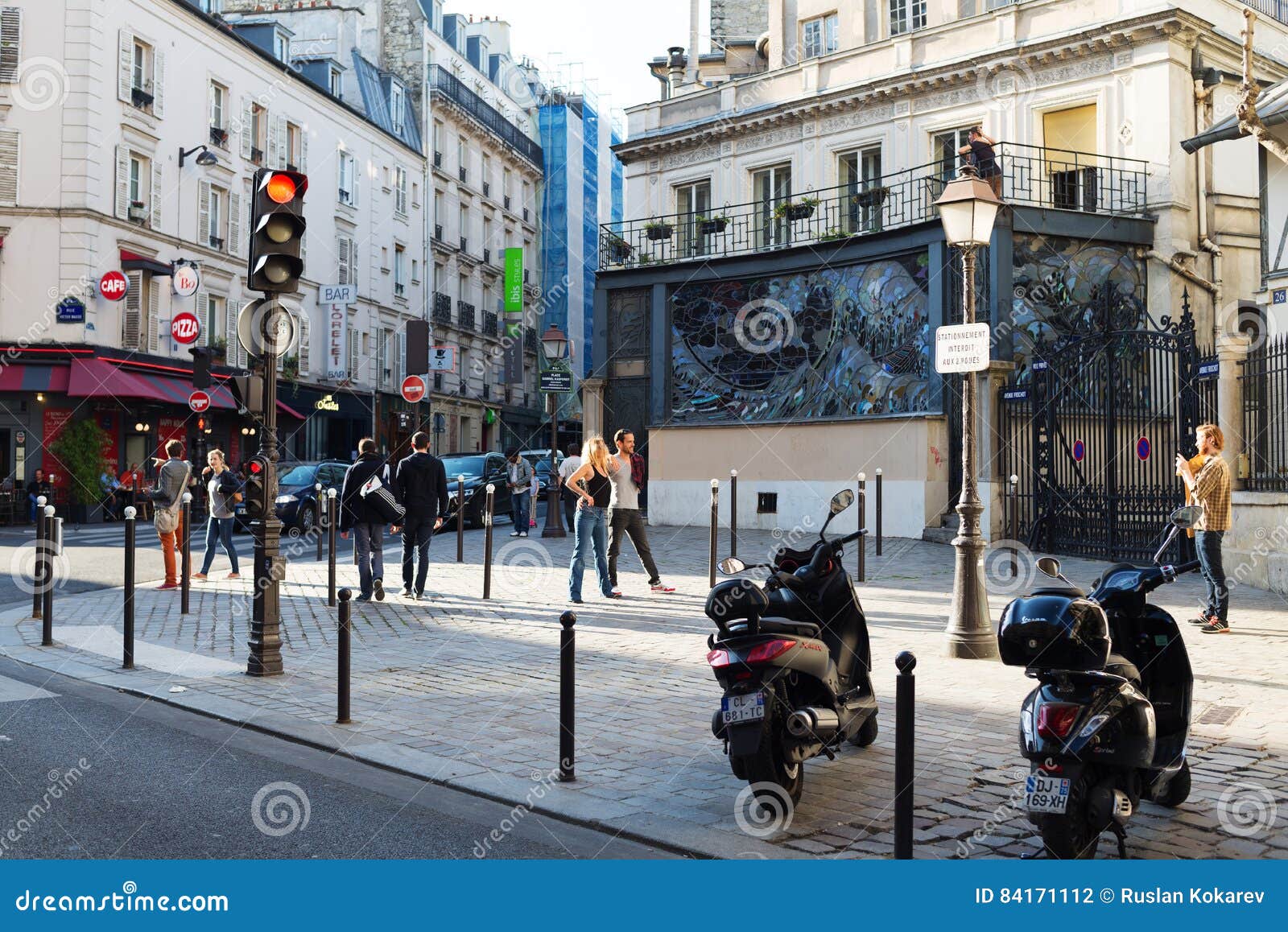 Ruas de Paris fotografia editorial. Imagem de mola, cidade - 84171112