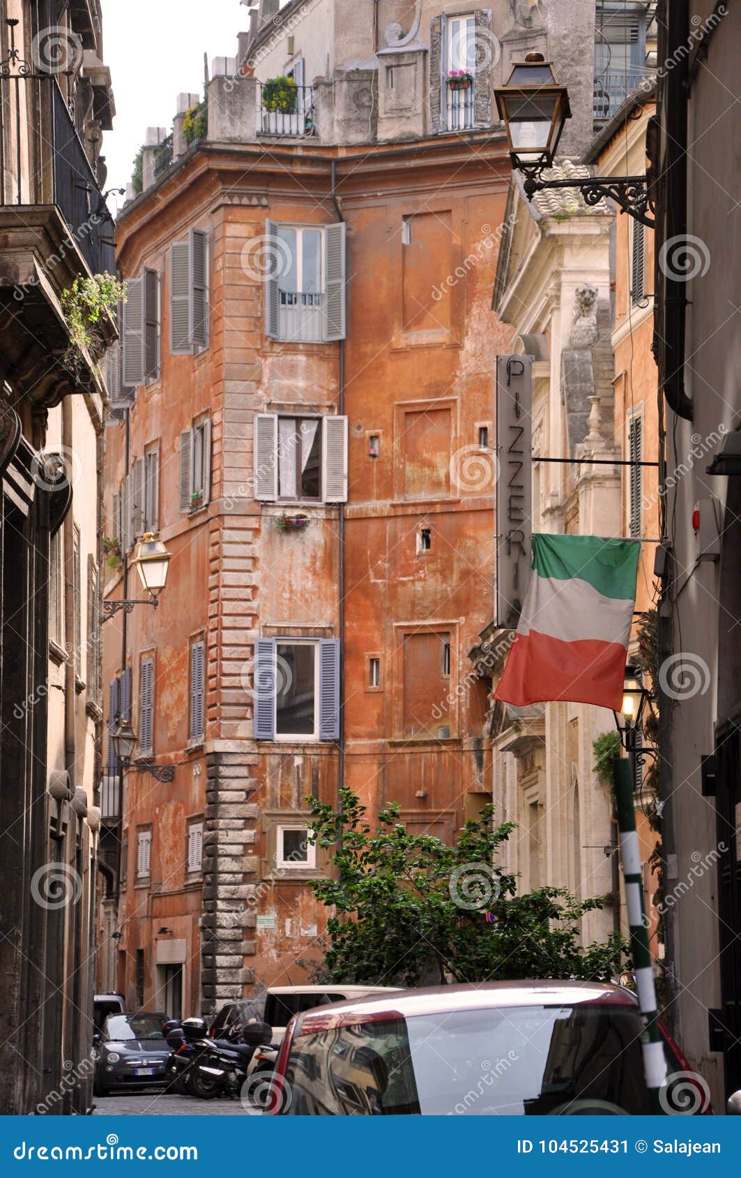 Ruas de Roma foto editorial. Imagem de capital, cena - 104525431