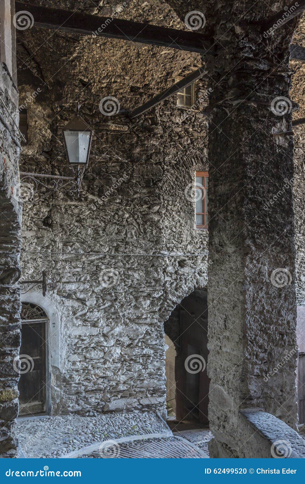 Ruas escuras em Triora foto de stock. Imagem de folhas - 62499520