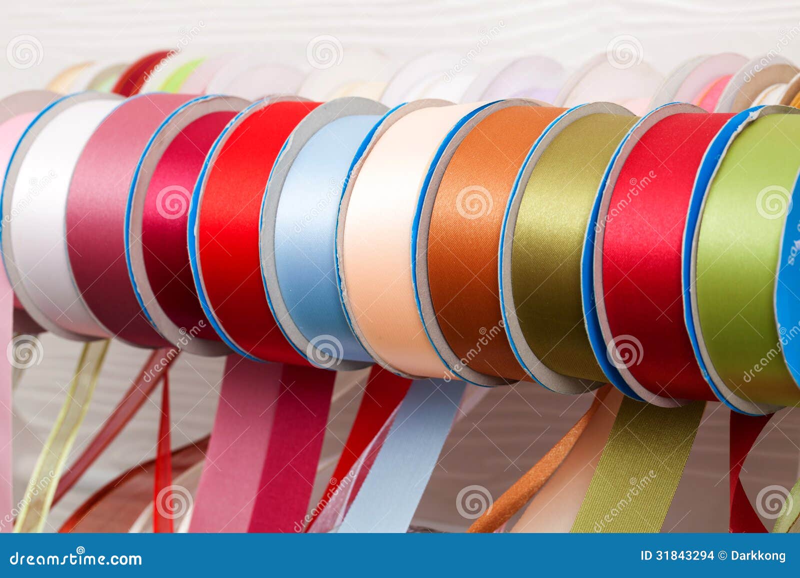 Ruban coloré photo stock. Image du blanc, fond, matériel - 31843294