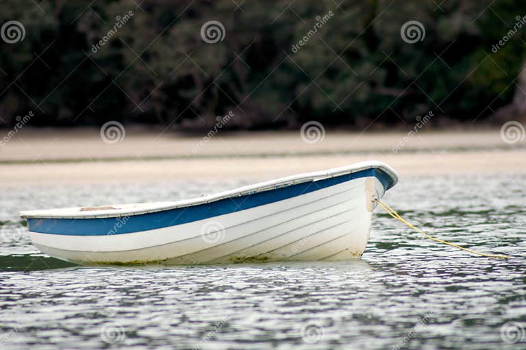 Rubberboot op water stock foto. Image of zeil, rubberboot - 5830924