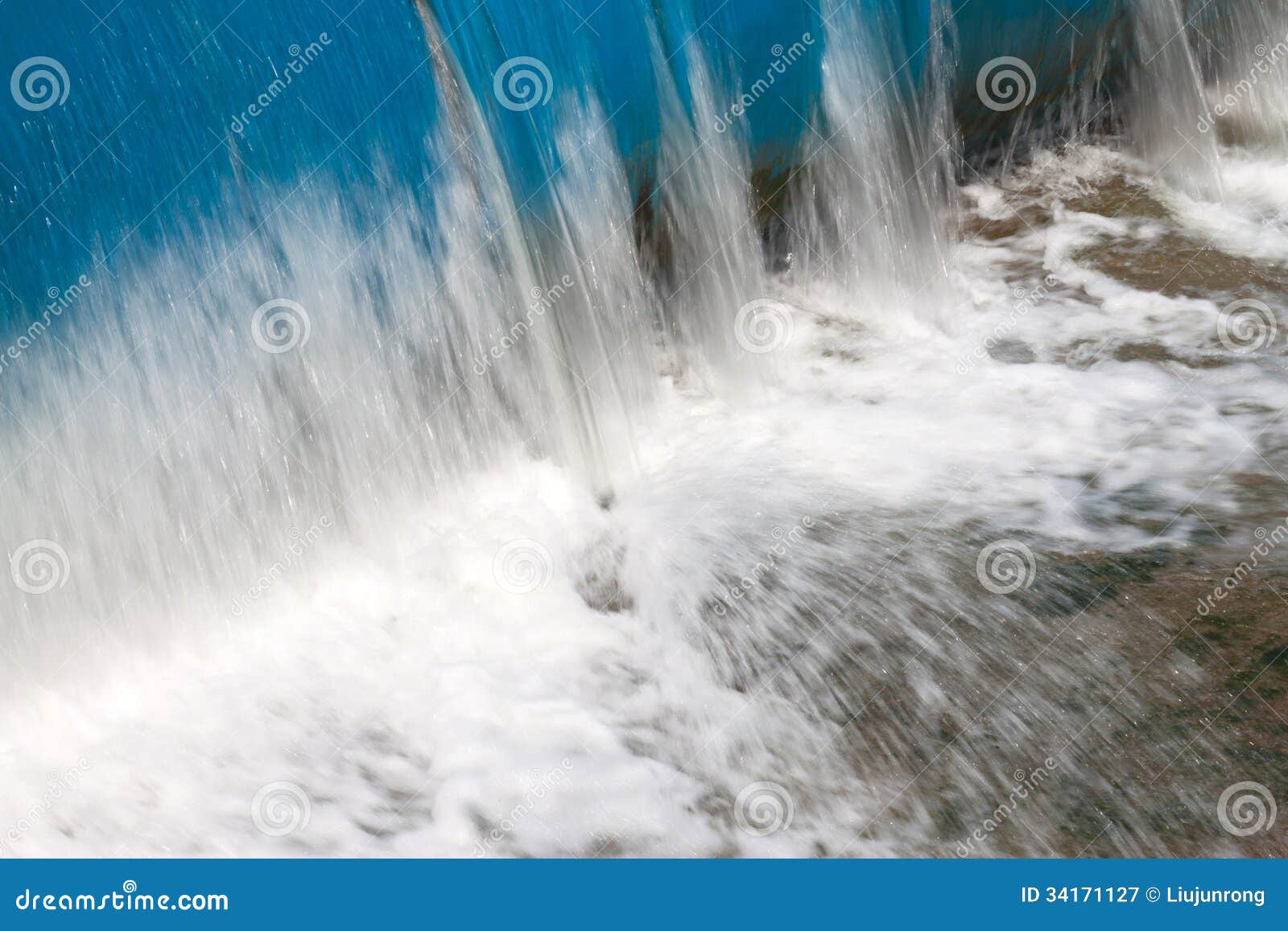 Rubberdam En Stromend Water Op Een Rivier Stock Afbeelding - Image of ...