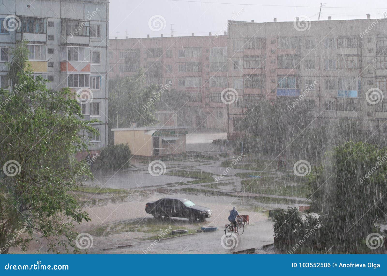 Rubtsovsk, Altay, regen redactionele foto. Image of huizen - 103552586