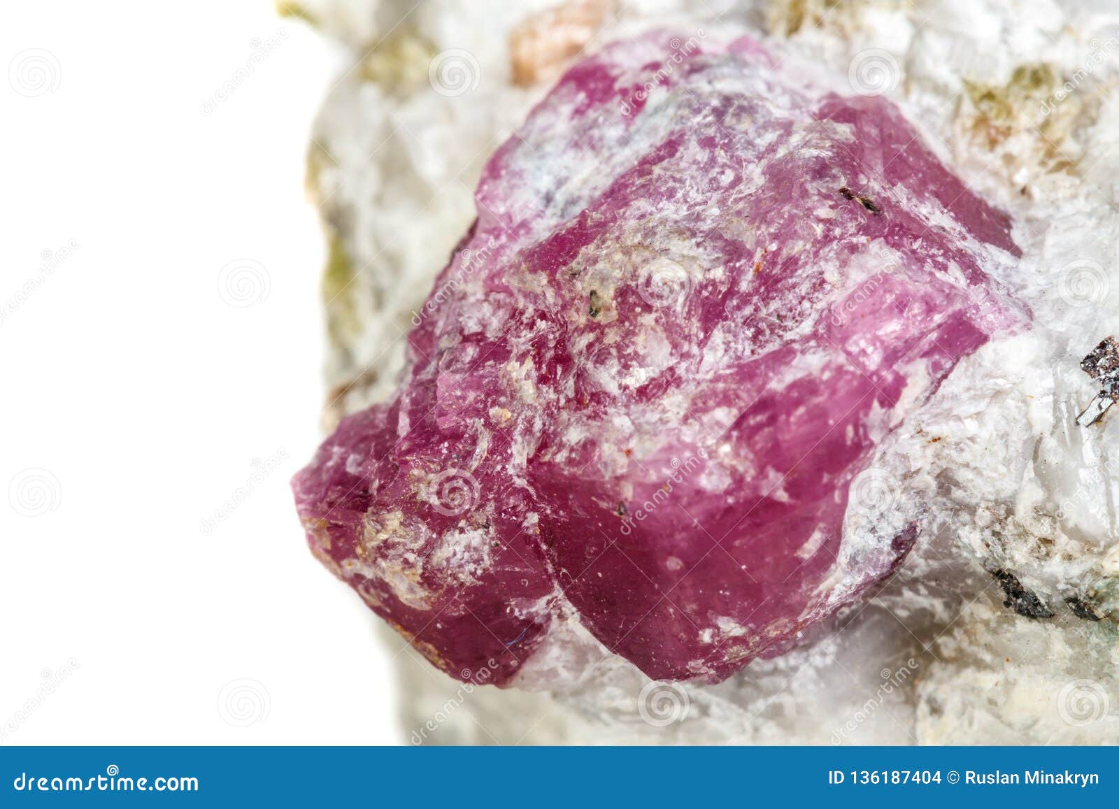 Ruby De Piedra Mineral Macro En Roca En El Fondo Blanco Foto de archivo ...