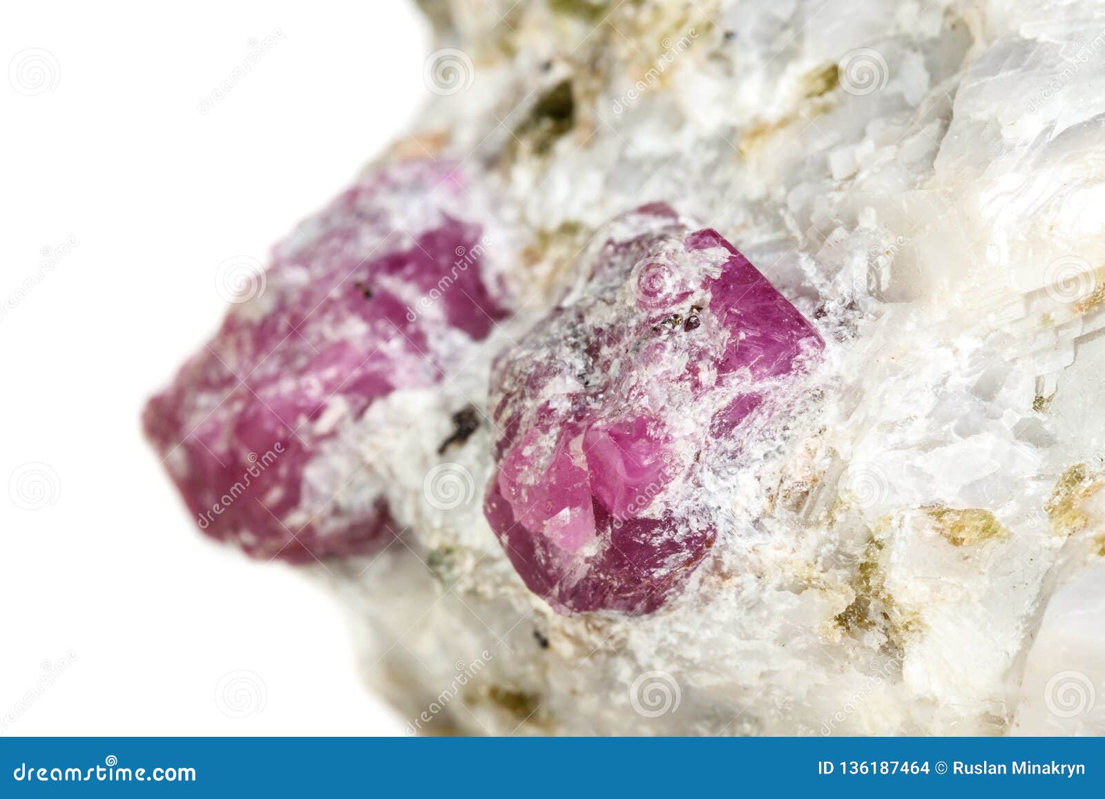 Ruby De Piedra Mineral Macro En Roca En El Fondo Blanco Foto de archivo ...