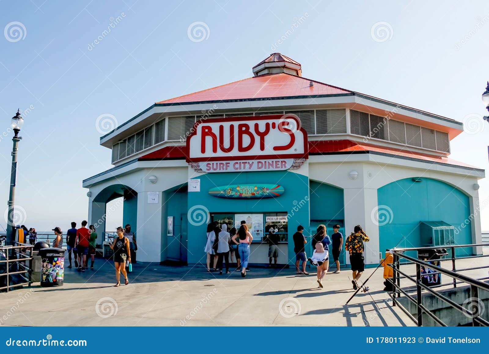 Ruby`s Diner HB pier editorial stock photo. Image of lifestyle - 178011923