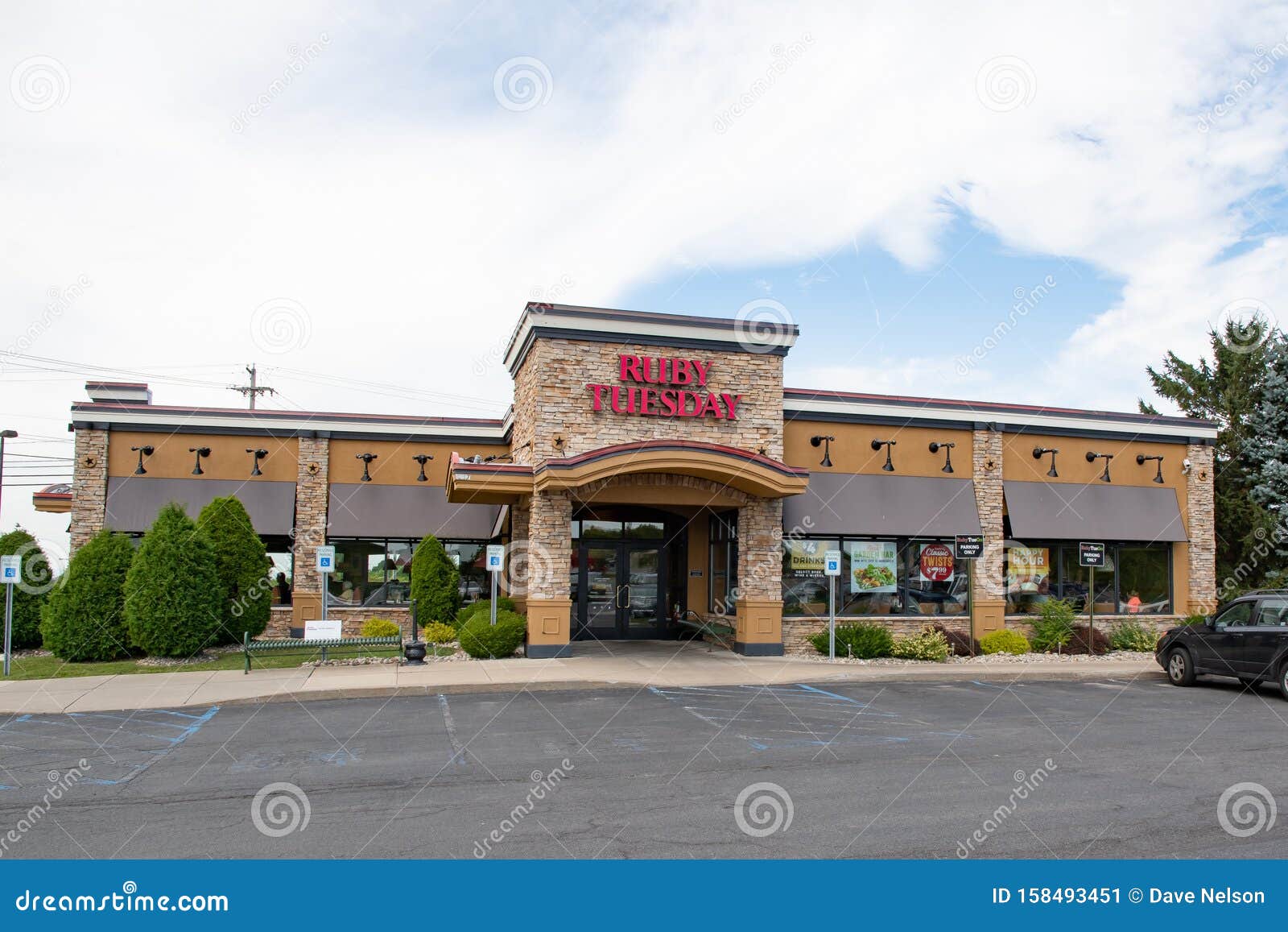 Ruby Tuesday Restaurant Building Editorial Photo - Image of logo ...