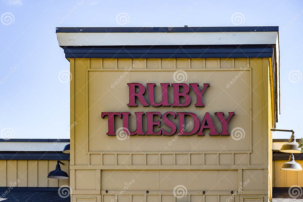 Ruby Tuesday Sign foto de archivo editorial. Imagen de comedor - 129370993