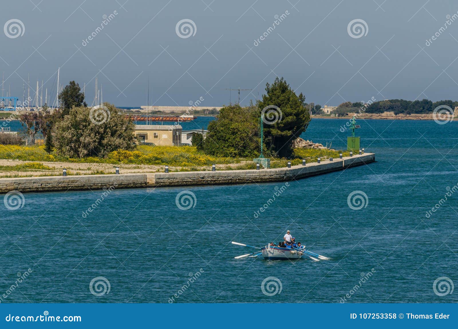 Ruderboot Im Hafen Durch Das Meer Redaktionelles Stockfoto - Bild von ...