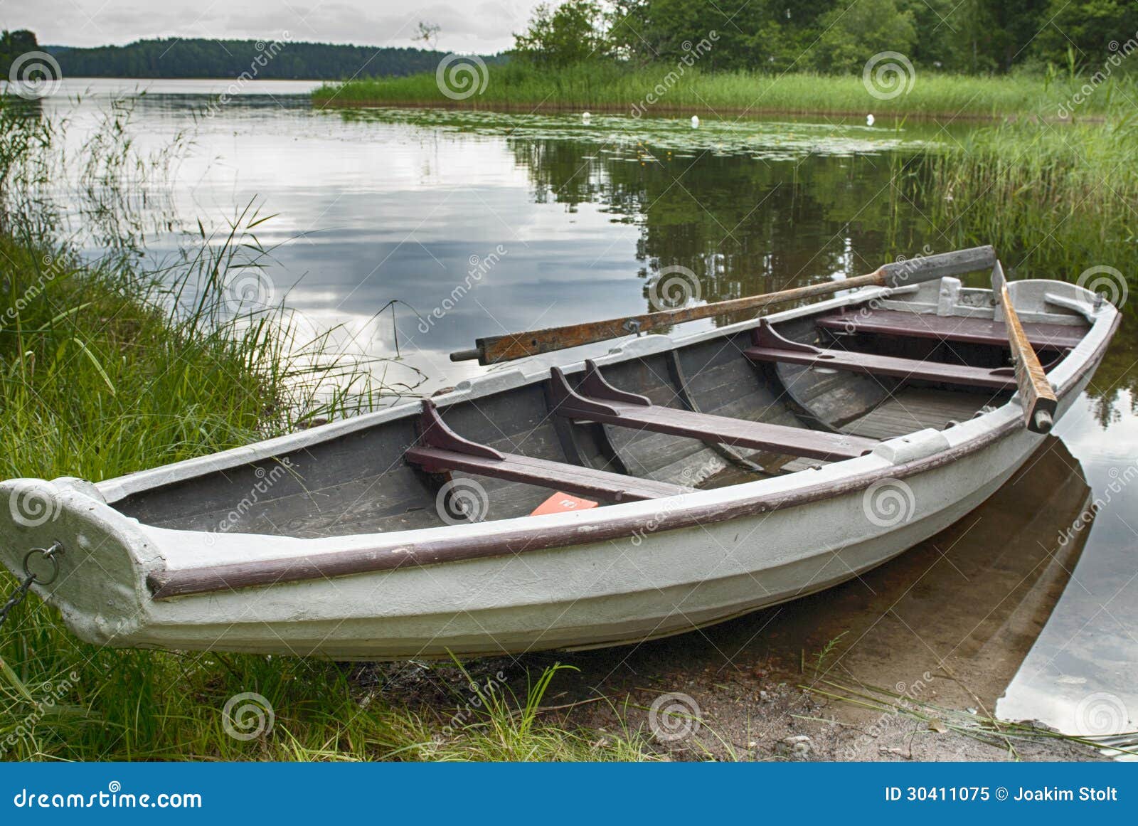 Ruderboot am Ufer stockbild. Bild von rudern, bewölkt - 30411075