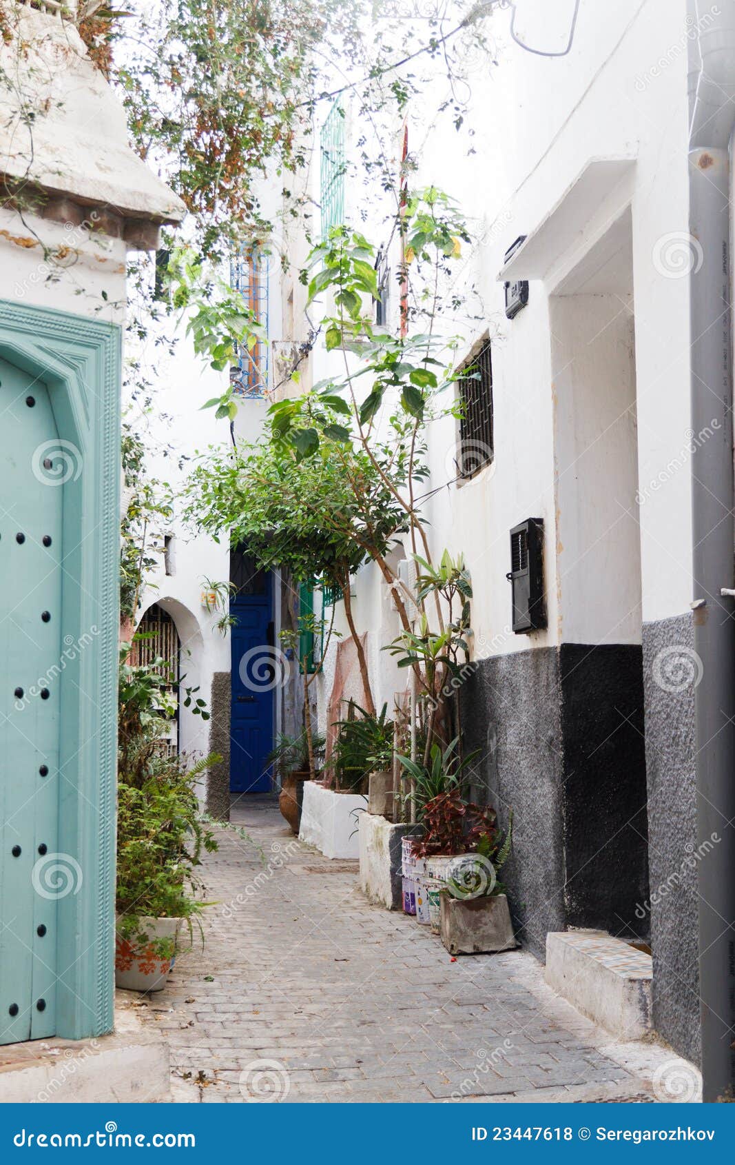 Rue au Maroc photo stock. Image du scène, personne, entrée - 23447618