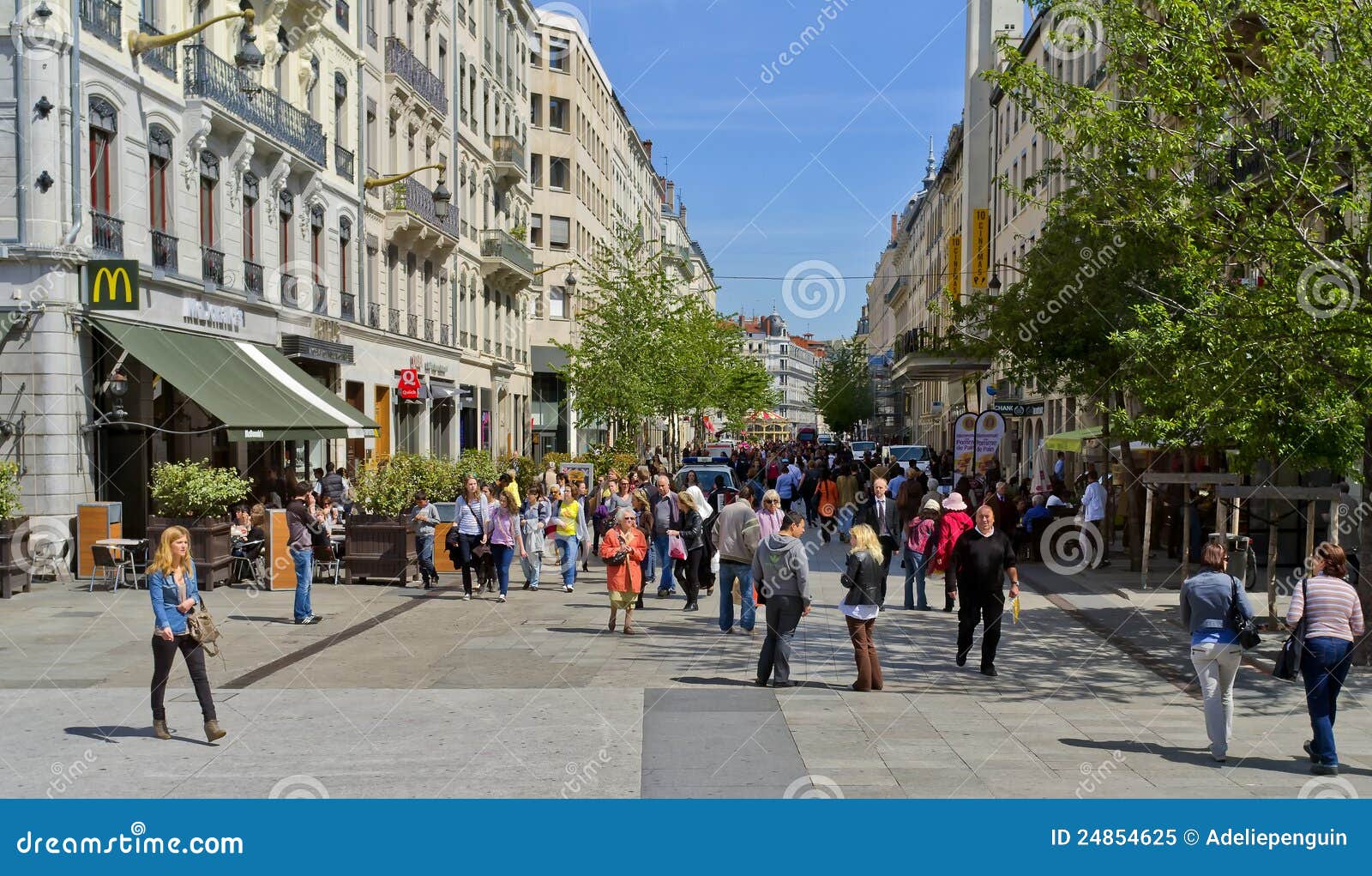 Rue d'achats, Lyon France image éditorial. Image du restaurants - 24854625