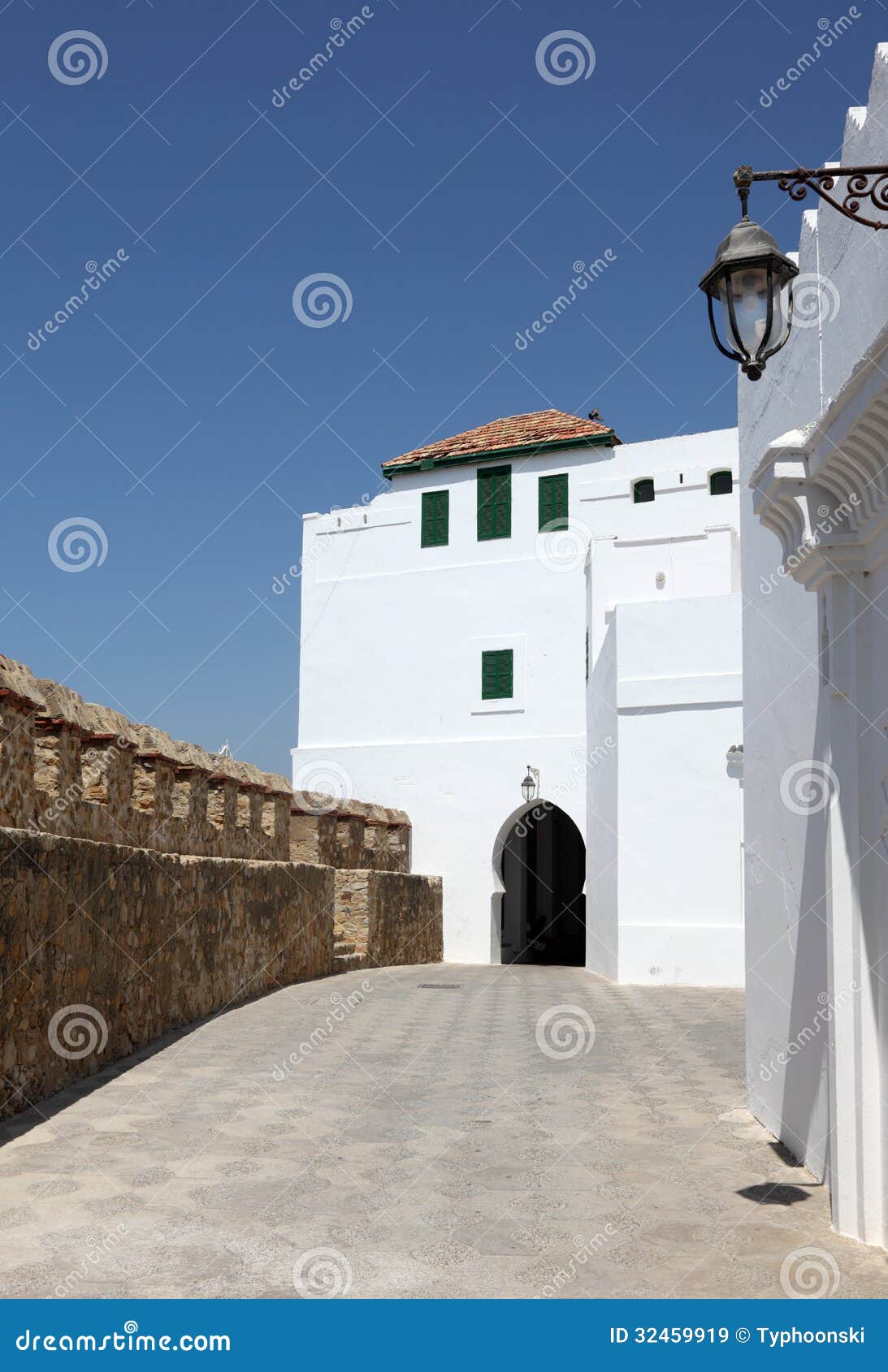 Rue dans Asilah, Maroc image stock. Image of lanterne - 32459919