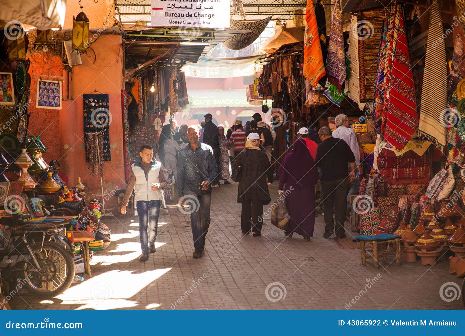 Rue de Marrakech photographie éditorial. Image du diversité - 43065922
