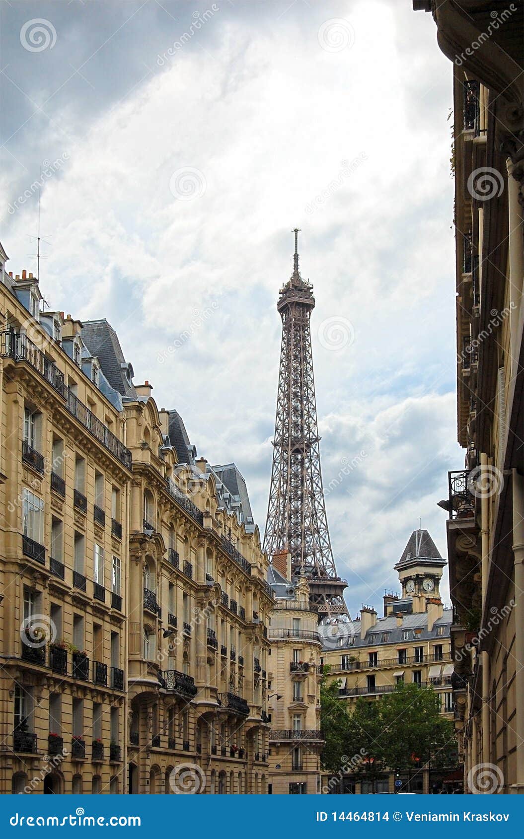 Rue de Paris photo stock. Image du maison, europe, nuages - 14464814