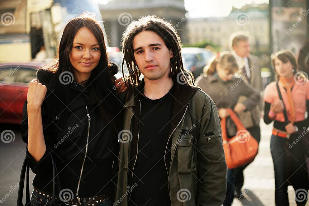 Rue de ville de couples photo stock. Image du couples - 4358558
