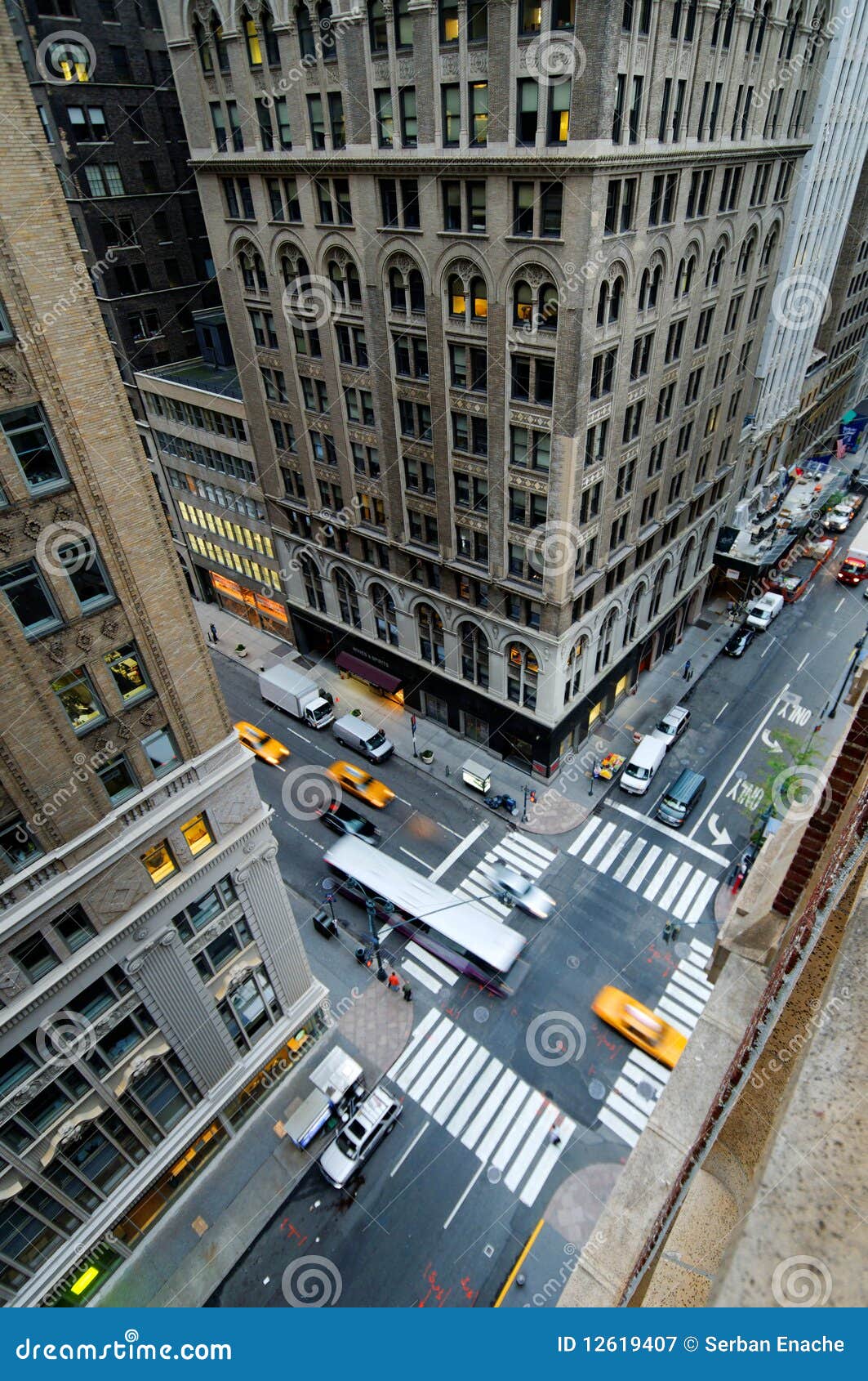Rue Et Intersection De Ville Image stock - Image du négliger, avenue ...