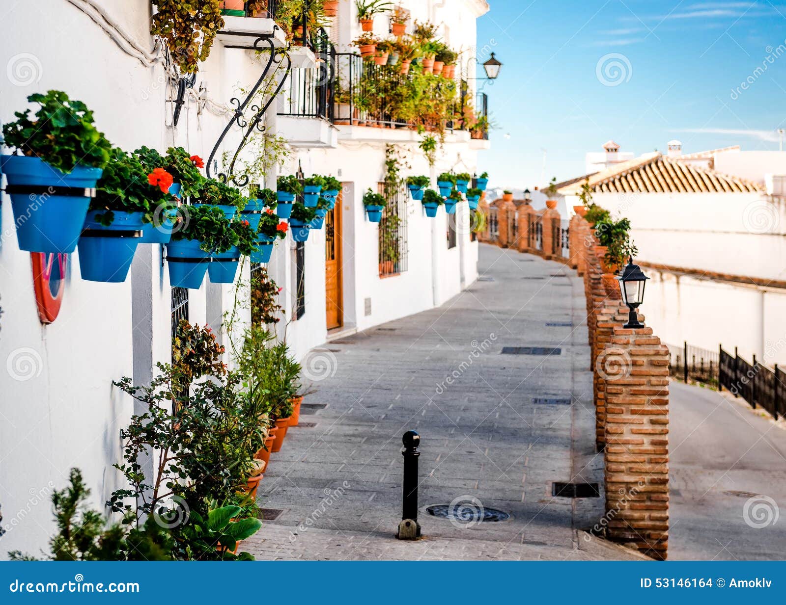 Rue pittoresque de Mijas photo stock. Image du personne - 53146164