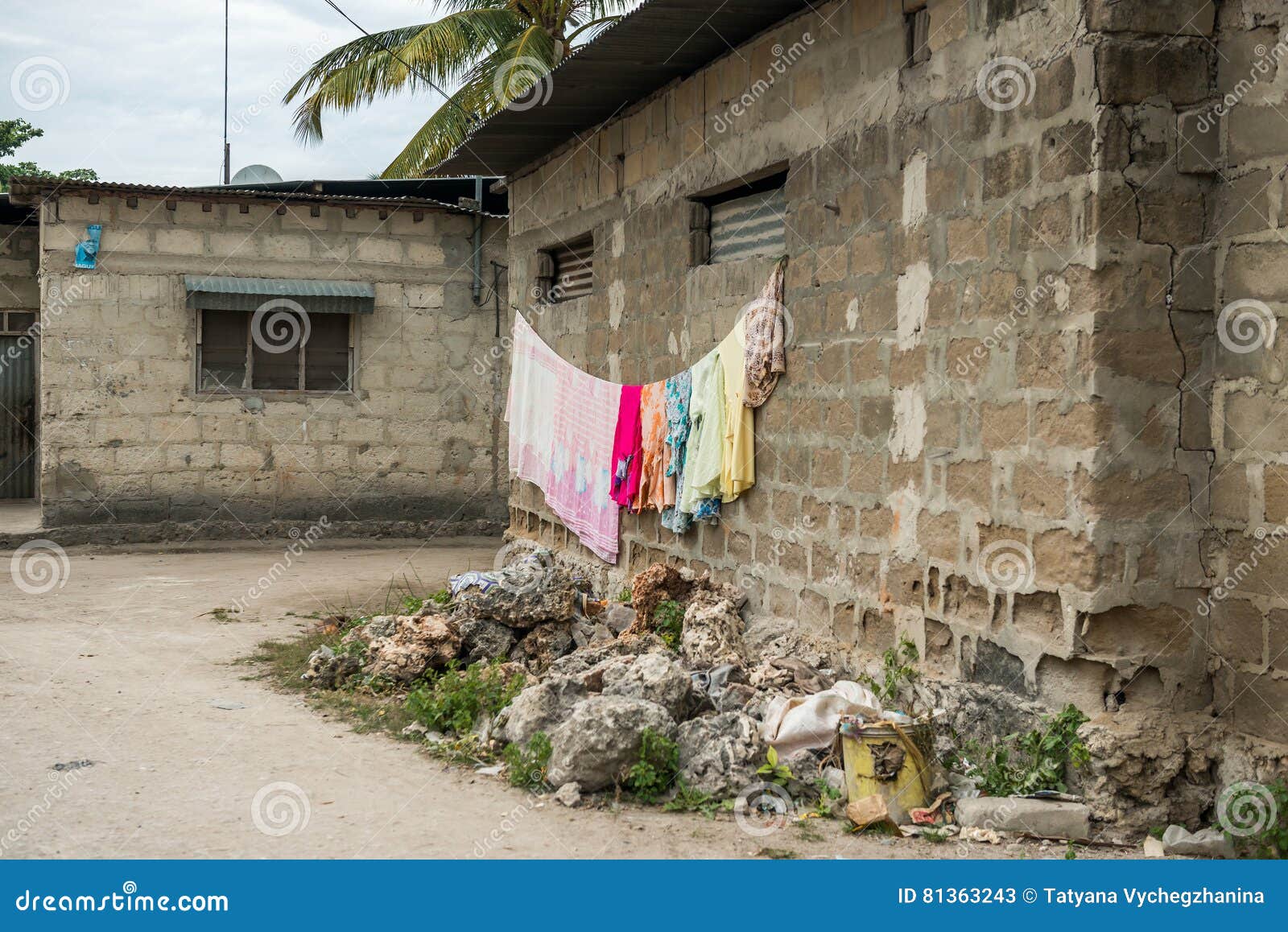 Rue Simple Dans Le Village Africain Photo stock éditorial - Image du ...