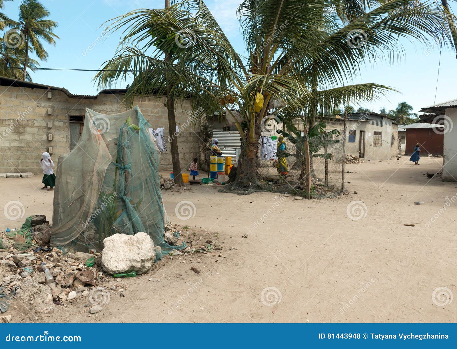Rue Simple Dans Le Village Africain Photo stock éditorial - Image du ...