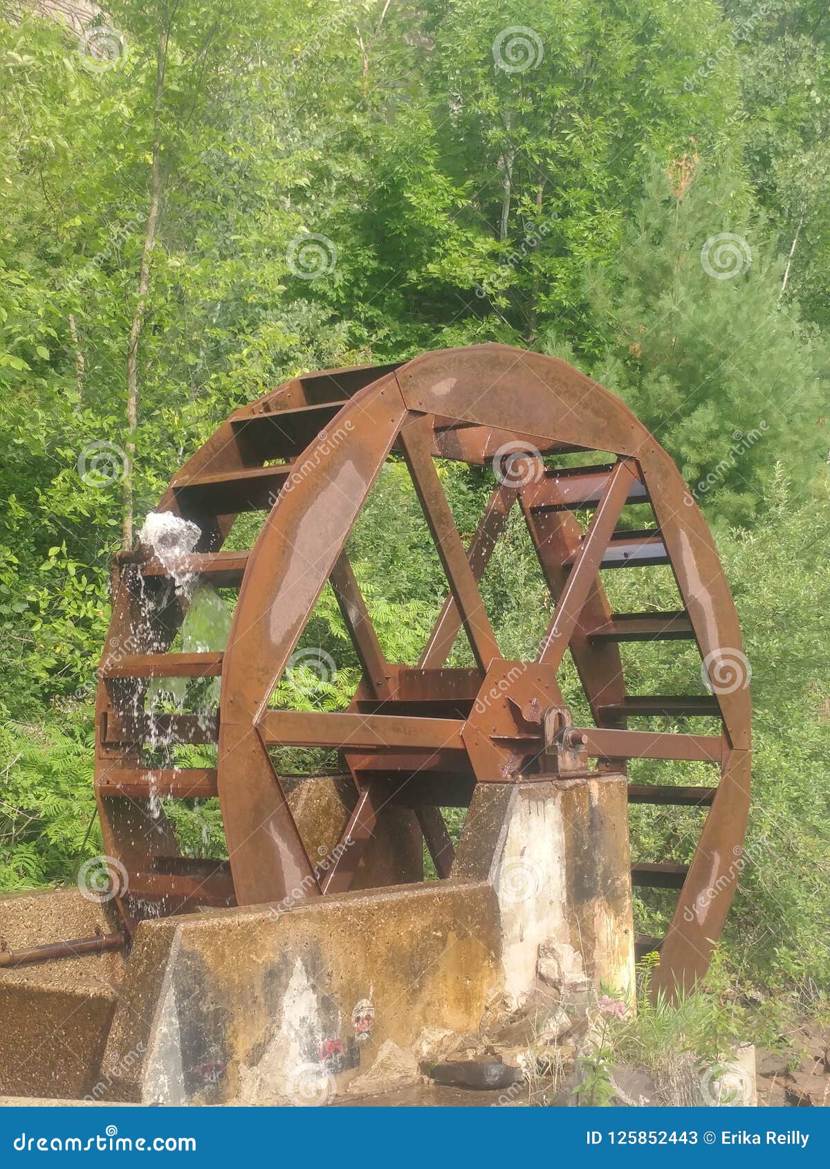 Rueda de agua imagen de archivo. Imagen de agua, viejo - 125852443
