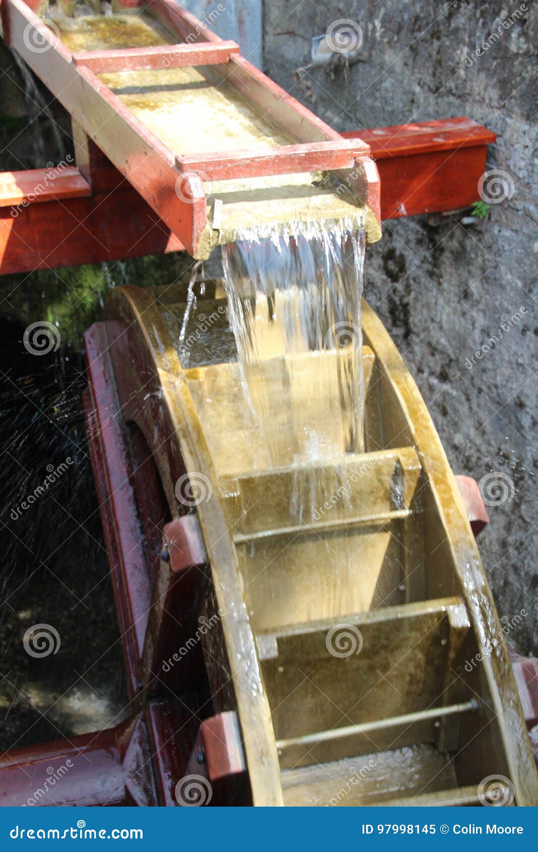 Rueda de agua imagen de archivo. Imagen de fluir, exterior - 97998145