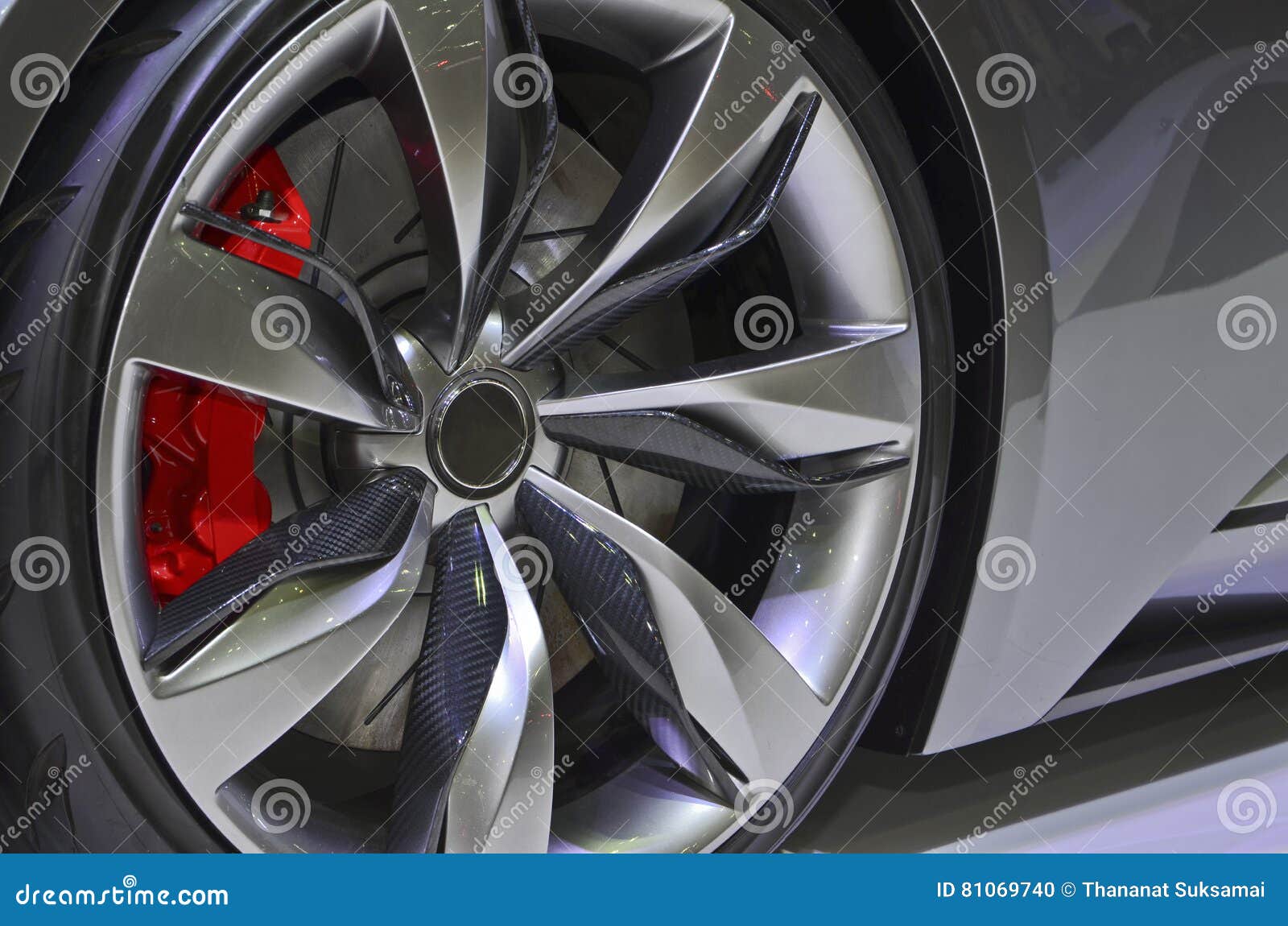 Rueda de coche deportivo foto de archivo. Imagen de aventura - 81069740