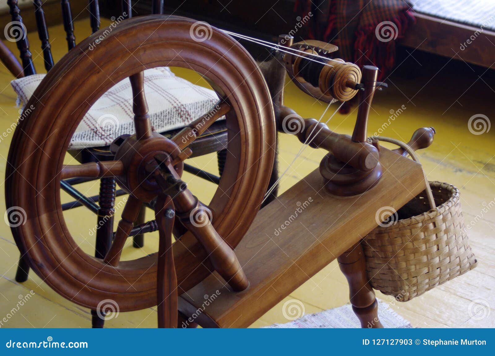 Rueda De Hilado De Madera Del Vintage Imagen de archivo - Imagen de ...