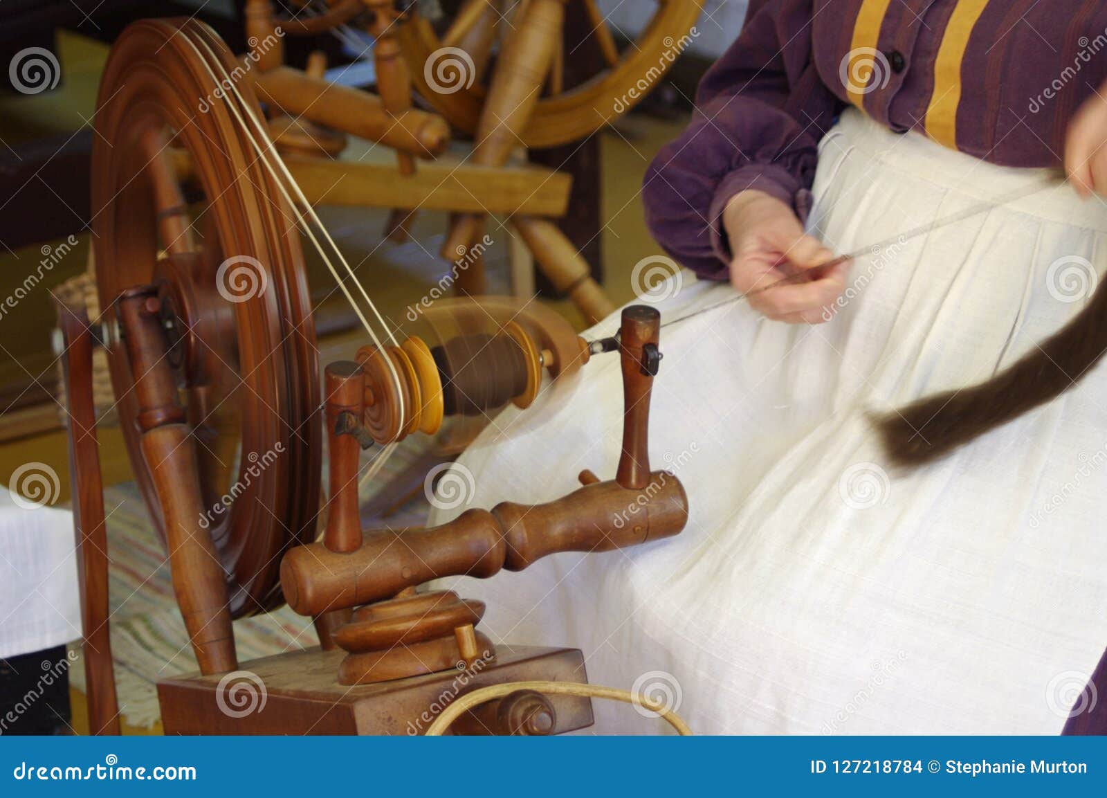 Rueda De Hilado De Madera Del Vintage Funcionando Foto de archivo ...