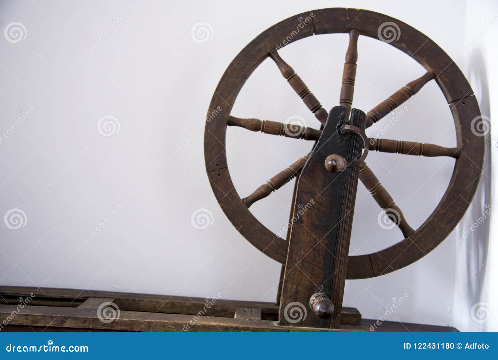 Rueda De Hilado Manual Pasada De Moda De Las Lanas Foto de archivo ...