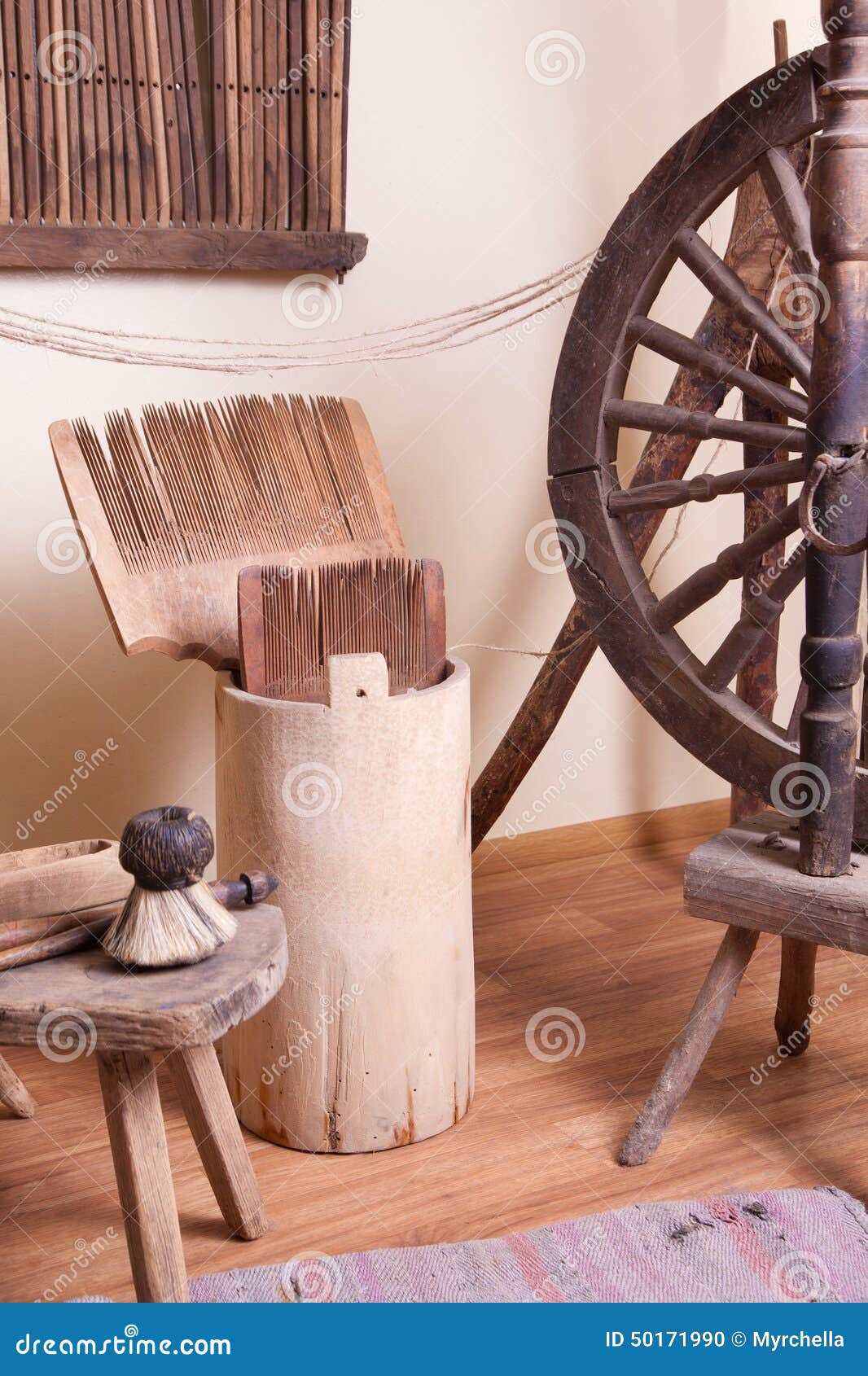 Rueda De Hilado Tradicional Del Vintage Foto de archivo - Imagen de ...