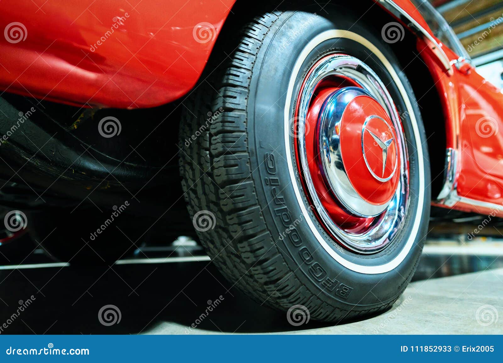 Rueda De Mercedes Benz Gullwing Retra Roja Foto de archivo editorial ...