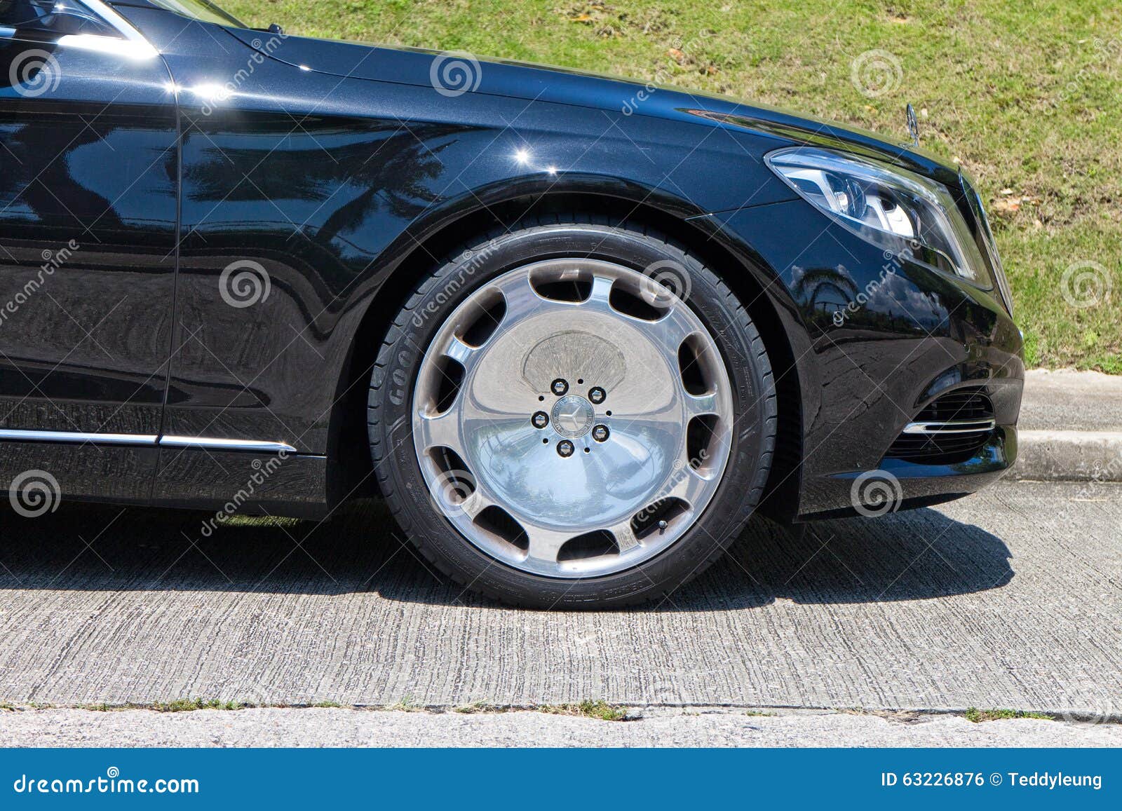 Rueda 2015 De Mercedes-Maybach S 500 Foto editorial - Imagen de lujo ...