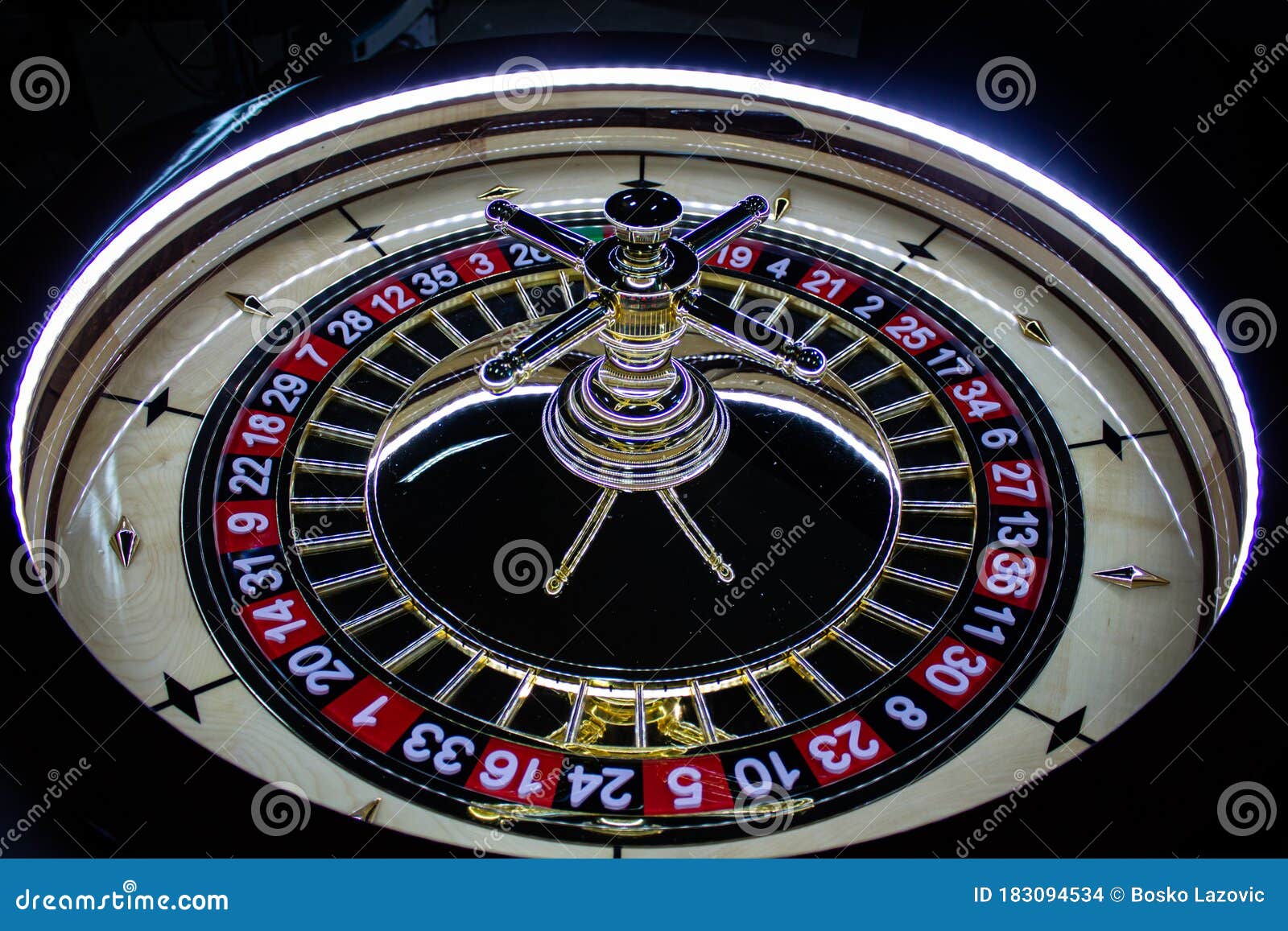 Rueda De Ruleta Hecha a Mano Retro Foto de archivo - Imagen de macro ...