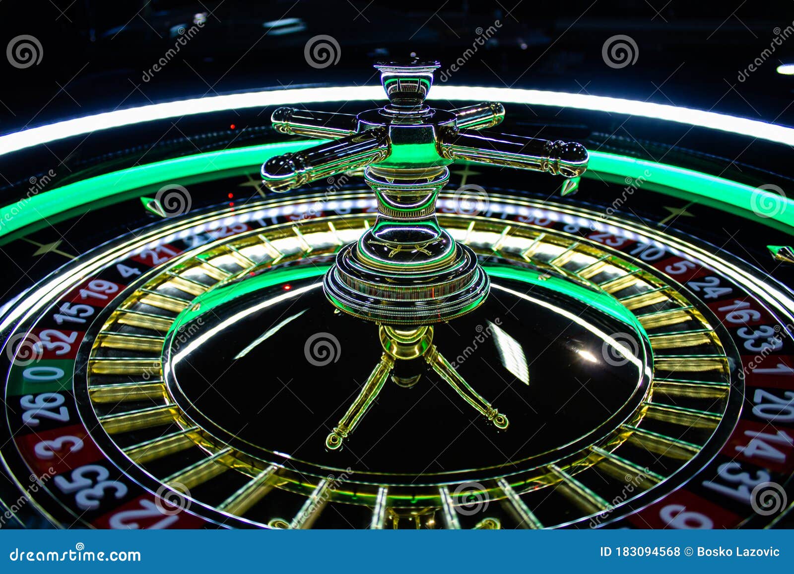 Rueda De Ruleta Hecha a Mano Retro Foto de archivo - Imagen de casino ...